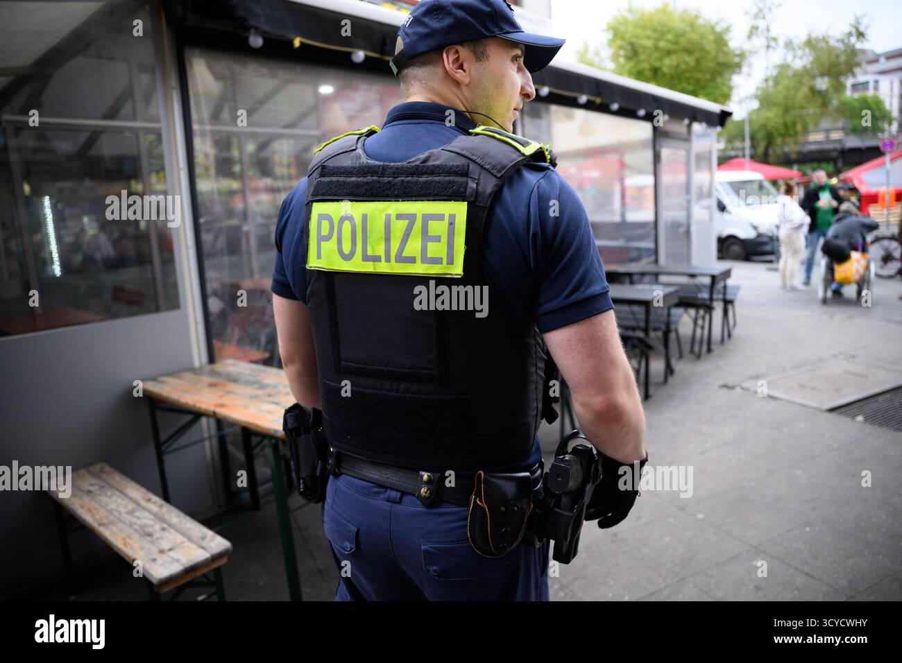 Berlin, Germany. 10th Oct, 2025. A police officer from the Berlin ...
