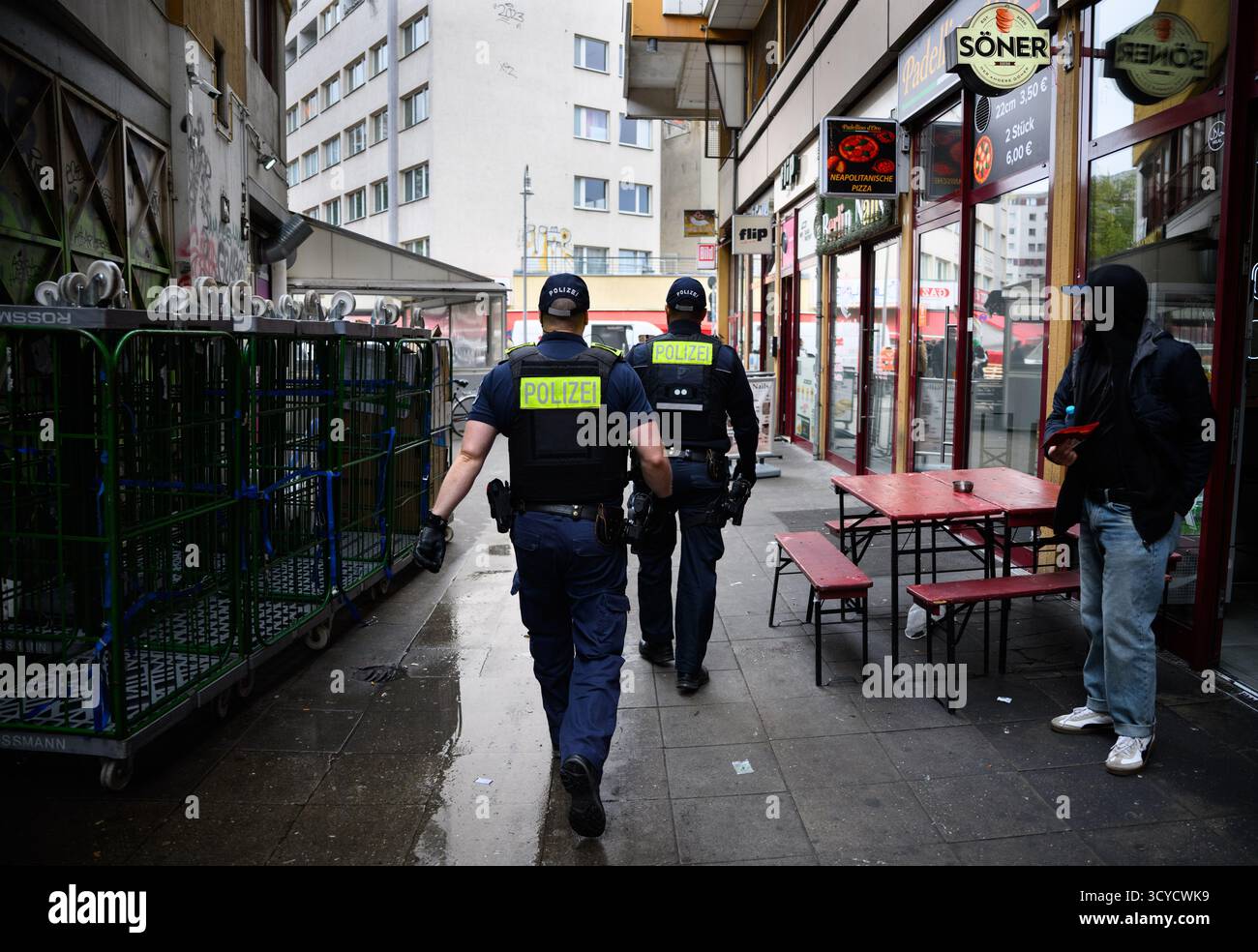 Berlin, Germany. 10th Oct, 2025. Police officers from the Berlin police ...