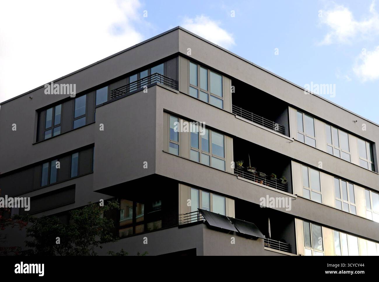 17.10.2025, Berlin - Deutschland. Neubau mit schicker Fassade. *** 17 ...