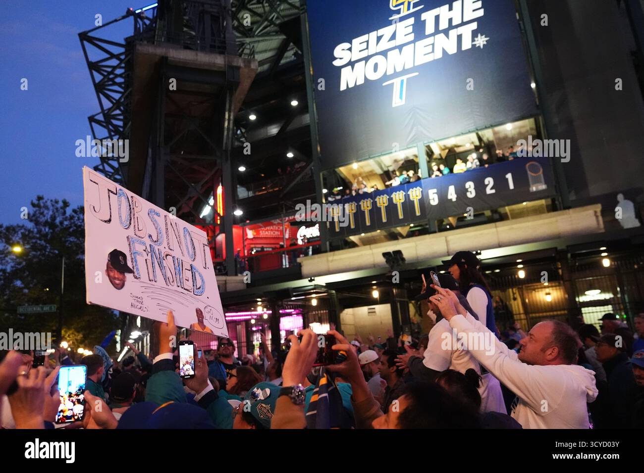 Seattle Mariners fans celebrate after Game 5 of baseball's American ...