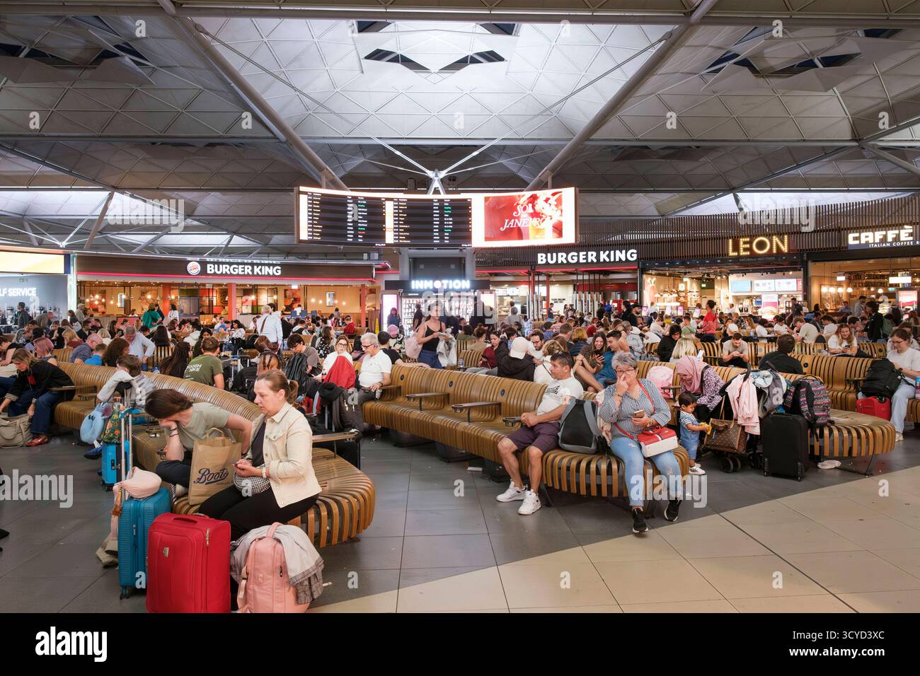 Stansted flughafen abflughalle hi-res stock photography and images - Alamy