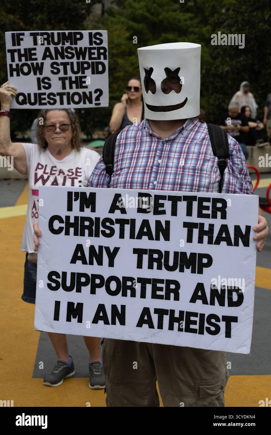 Dallas, USA 18 Oct. 2025 A crowd marches at Pacific Plaza. (Shoun A ...