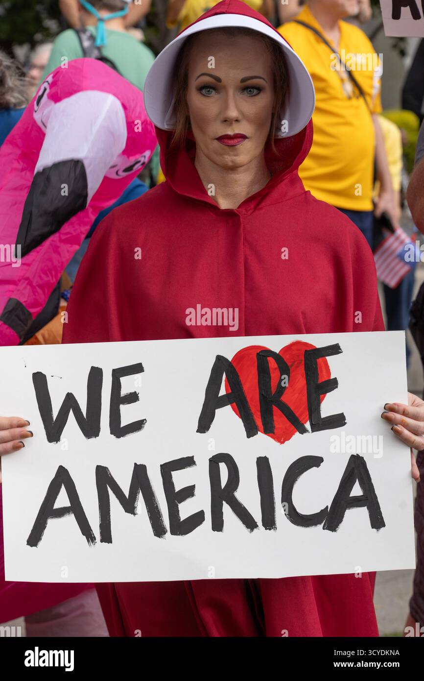 Dallas, USA 18 Oct. 2025 A crowd marches at Pacific Plaza. (Shoun A ...