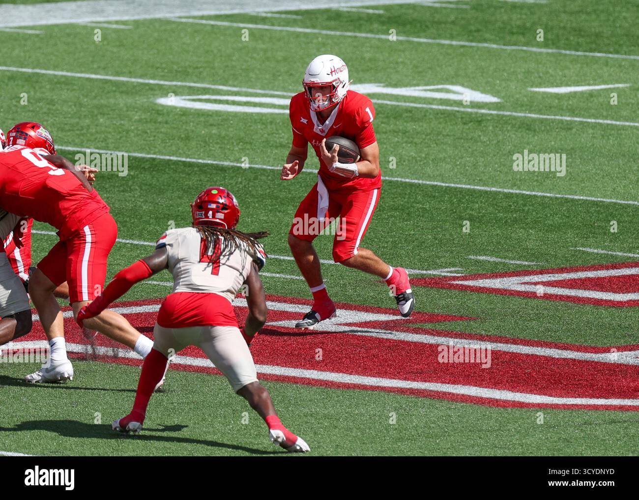 HOUSTON, TX - OCTOBER 18: Houston Cougars quarterback Conner Weigman (1 ...