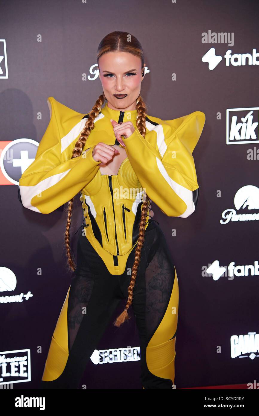 Celine Behringer - FAME FIGHTING in der Grugahalle in Essen am 18.10. ...