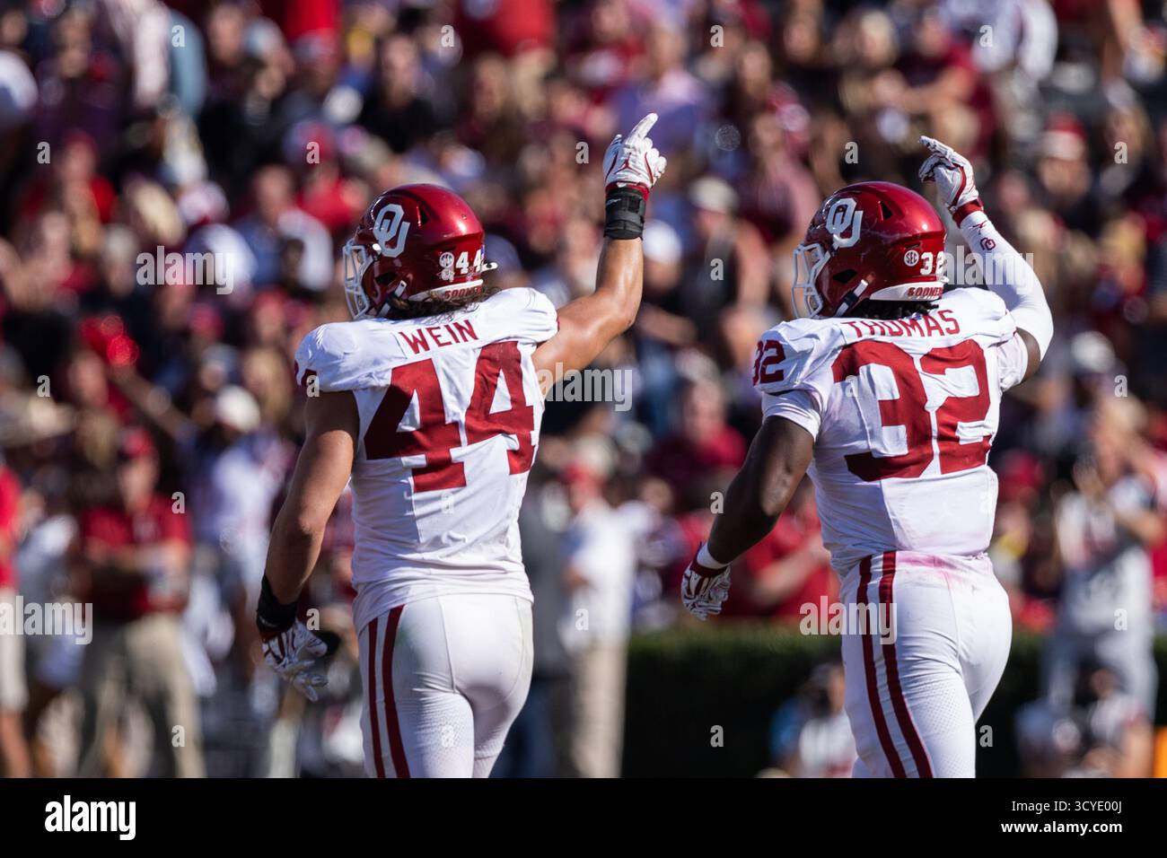 Oklahoma defensive lineman Taylor Wein (44) and defensive lineman R ...