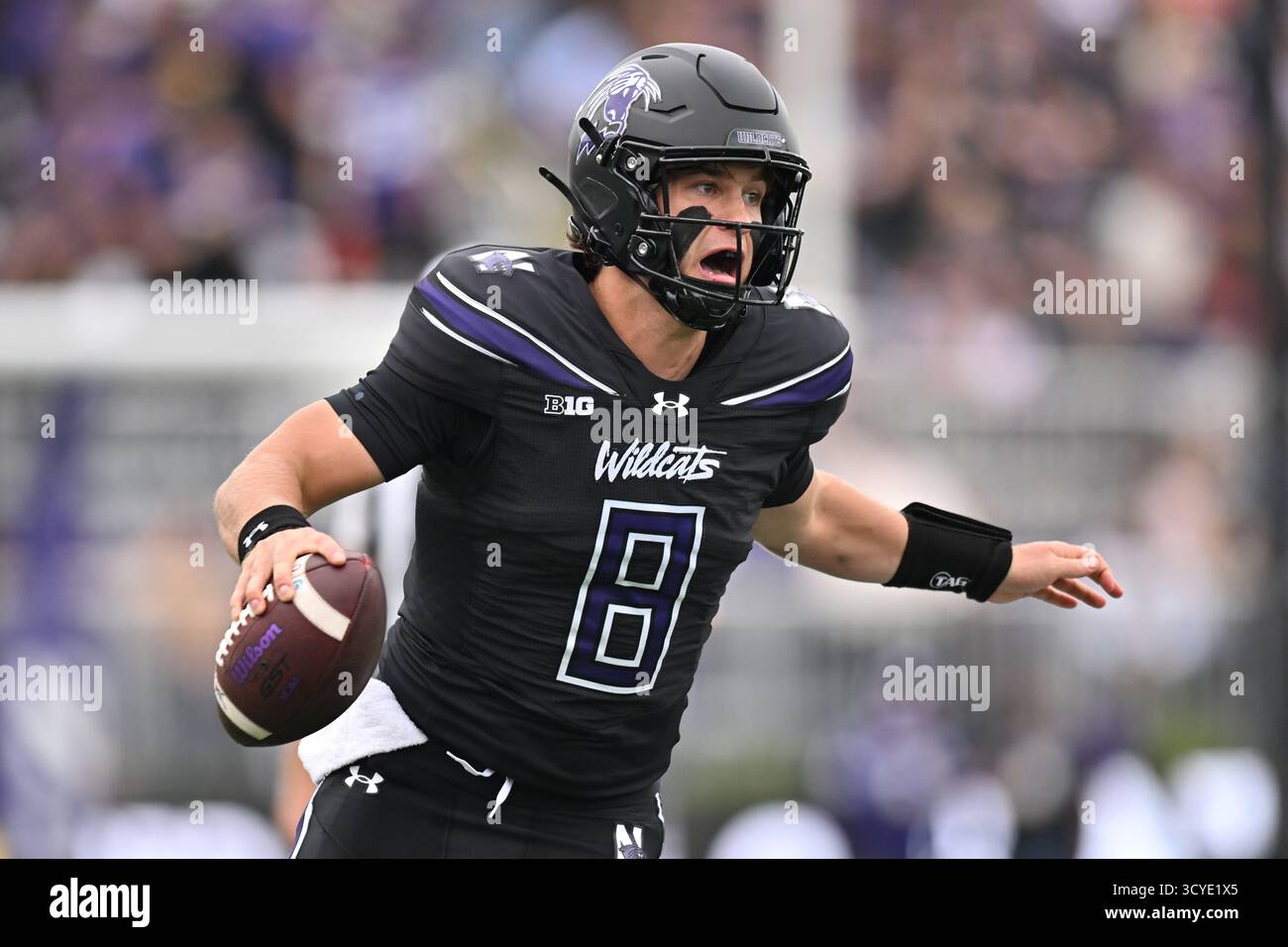 CHICAGO, IL - OCTOBER 18: Northwestern Wildcats quarterback Preston ...