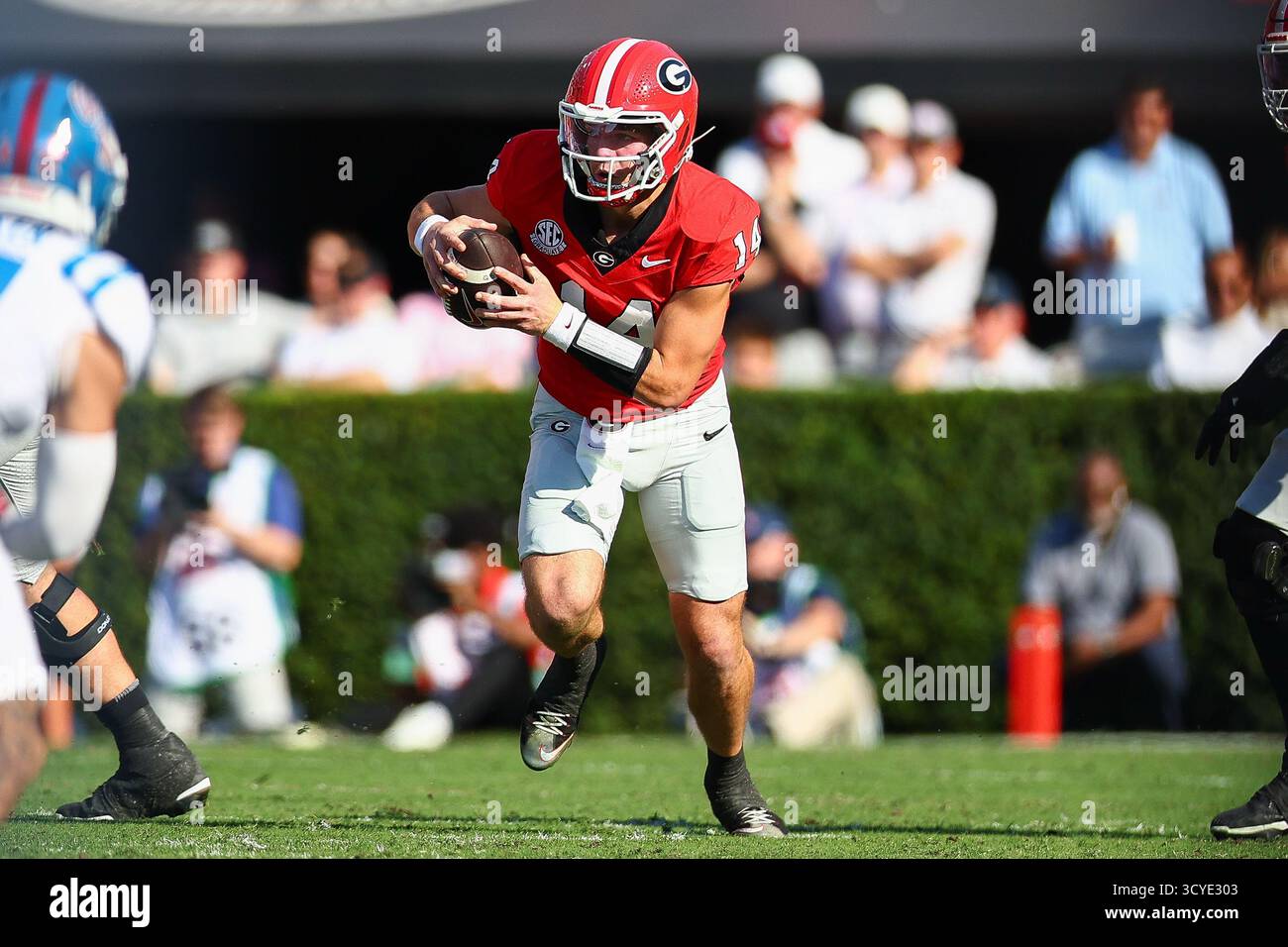 Georgia quarterback Gunner Stockton (14) runs with the ball during the ...