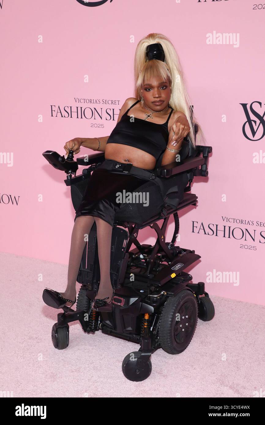 Aariana Rose Philip arrives at the Victoria's Secret Fashion Show on ...