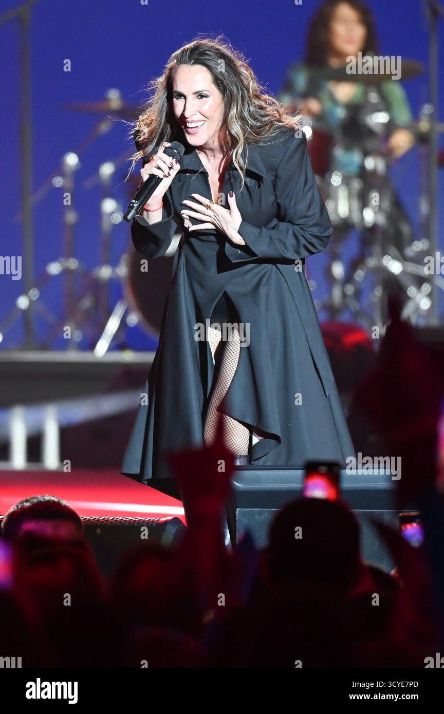 Maria Lucía Sanchez known Malu during his performance at the solidarity ...