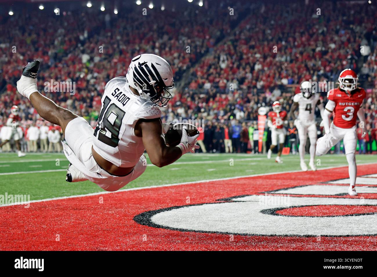 Oregon tight end Kenyon Sadiq (18) scores a touchdown in front of ...