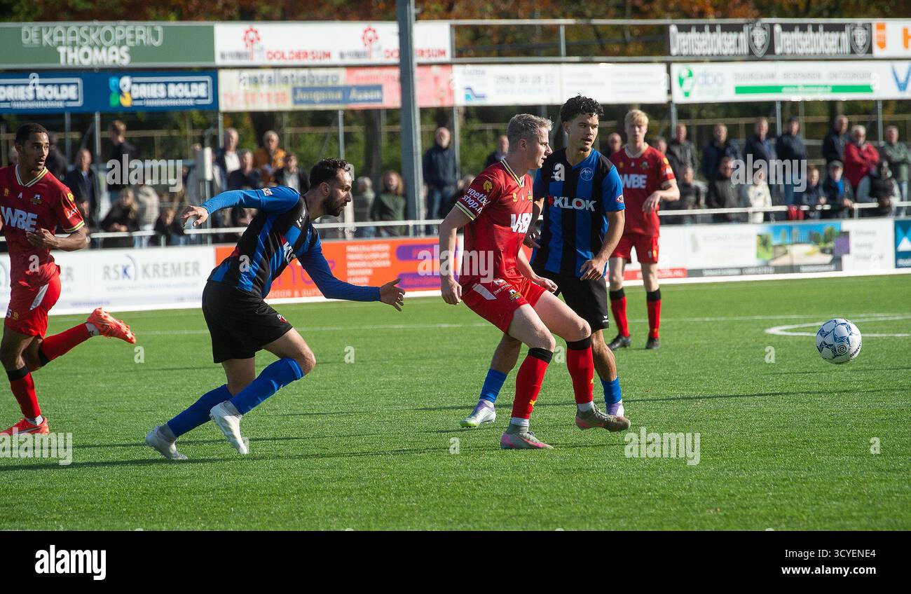 ASSEN , ACV - Rijnsburgse boys 3-3. Nino Klaver ( midden Rijnsburg ) is ...