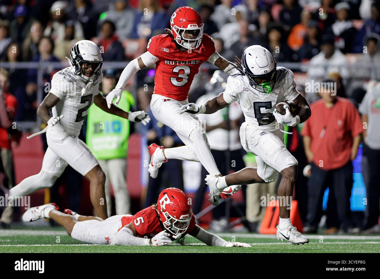 Oregon running back Noah Whittington (6) scores a touchdown past ...