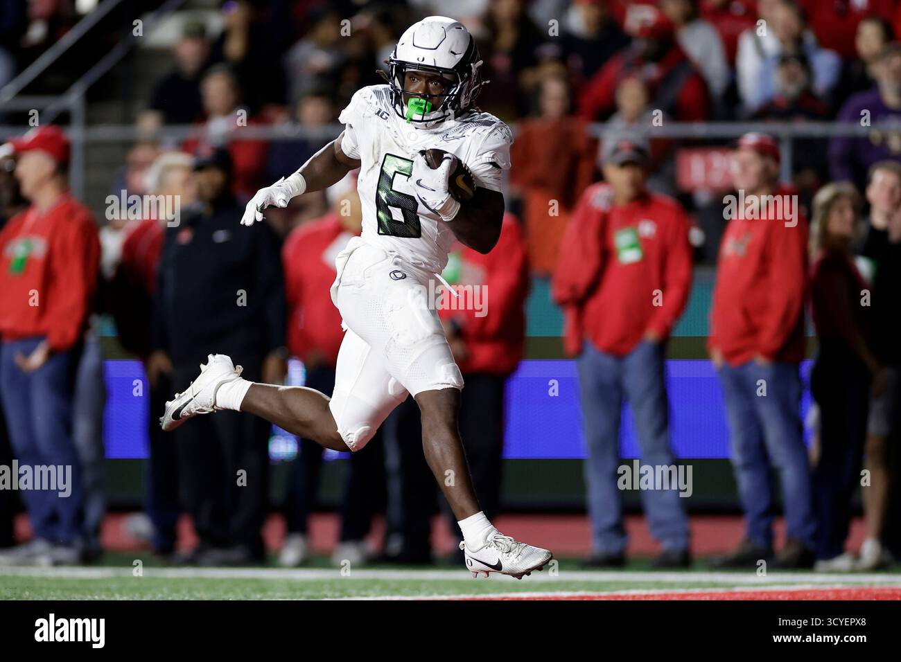 Oregon running back Noah Whittington (6) scores a touchdown during the ...