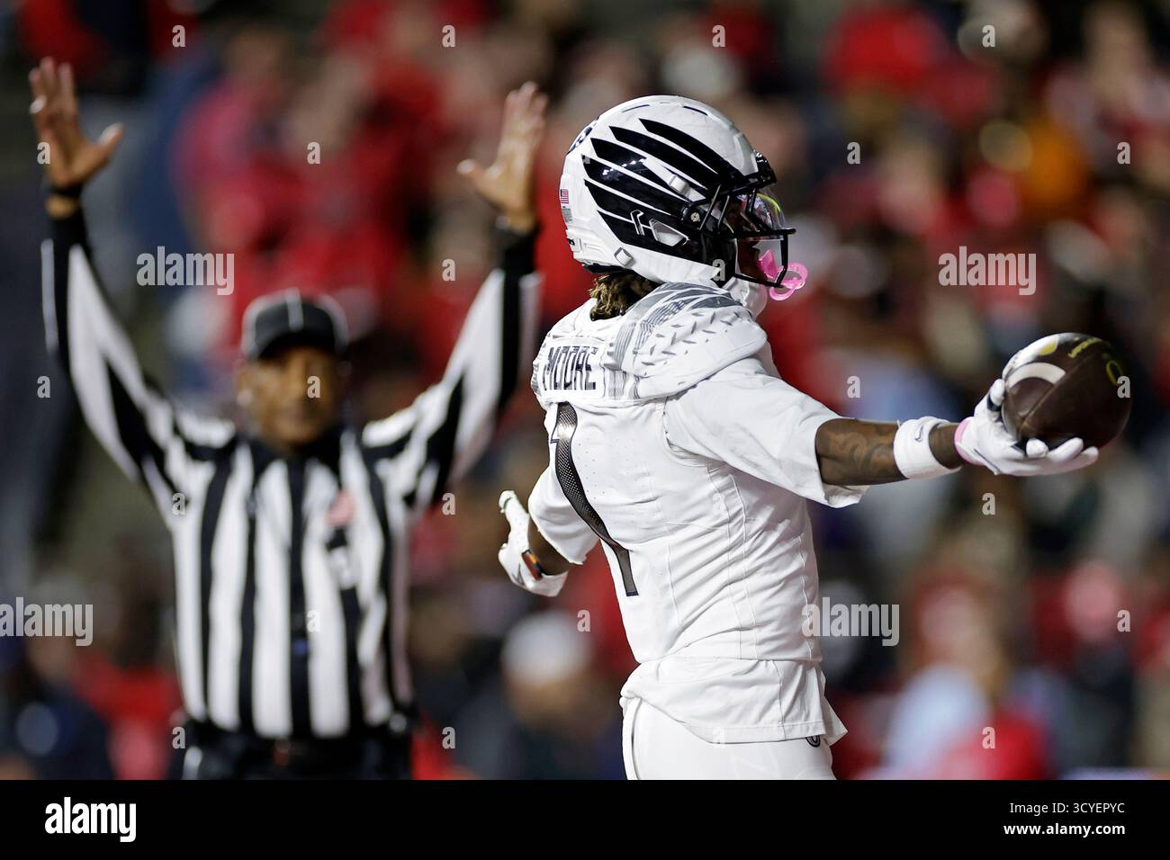 Oregon wide receiver Dakorien Moore (1) reacts after scoring a ...