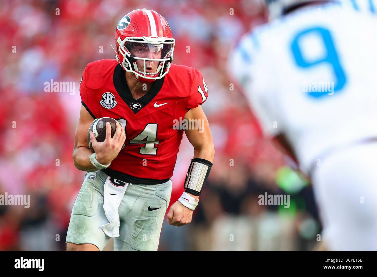 Georgia quarterback Gunner Stockton (14) runs with the ball during the ...