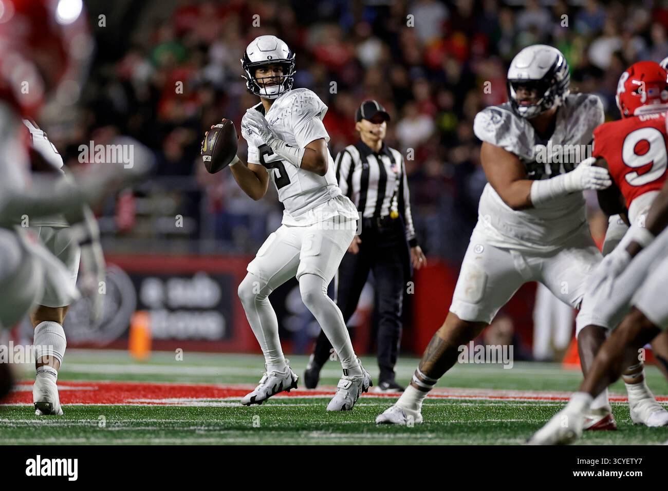 Oregon quarterback Dante Moore (5) looks to pass the ball during the ...