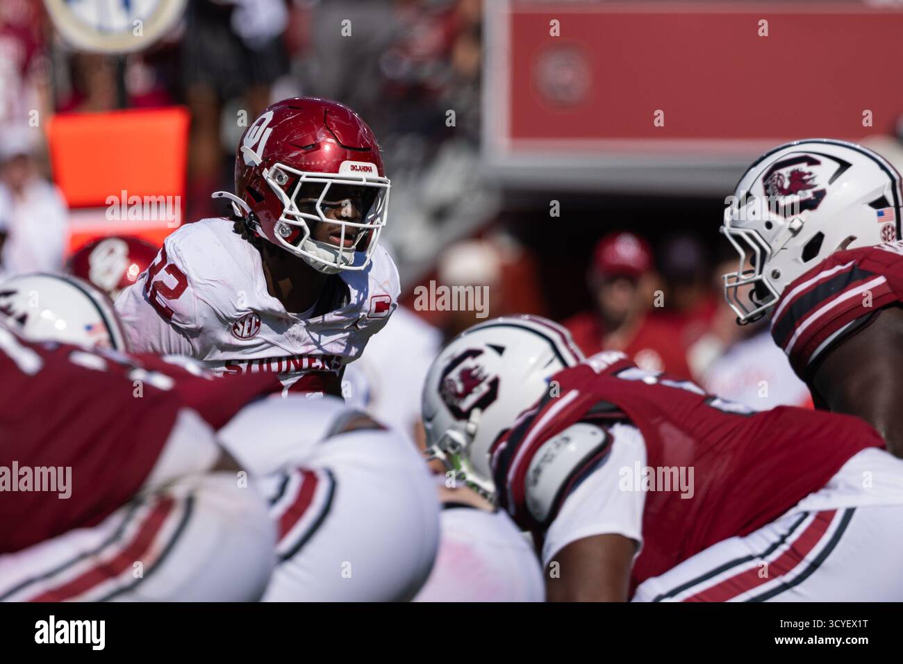 Oklahoma defensive lineman R Mason Thomas (32) watches the backfield ...