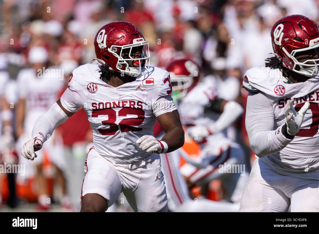Oklahoma defensive lineman R Mason Thomas (32) follows the play during ...