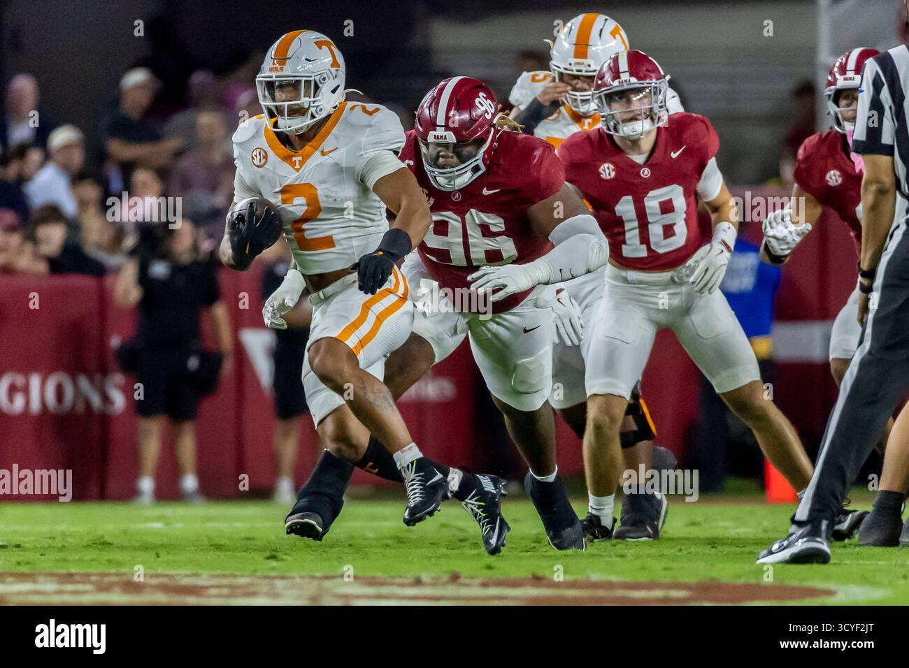 Tennessee running back Peyton Lewis (2) runs the ball past Alabama ...