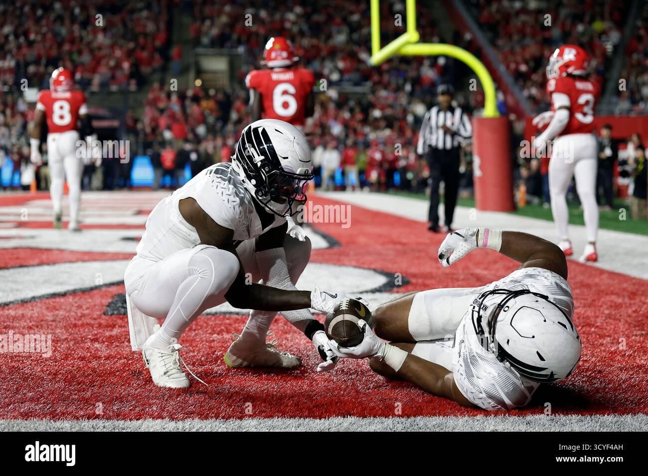 Oregon tight end Kenyon Sadiq, right, after scoring a touchdown during ...