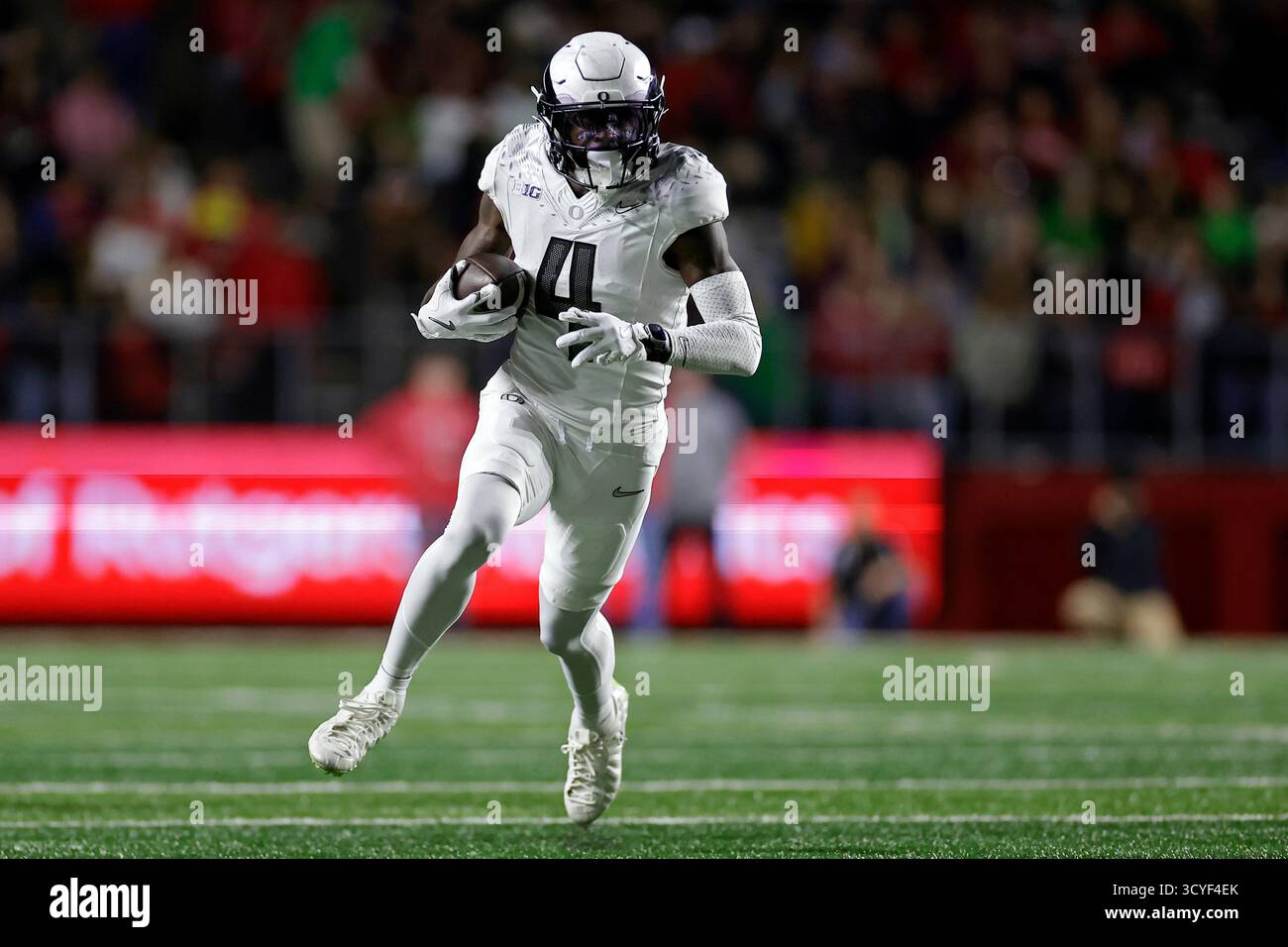 Oregon wide receiver Malik Benson (4) runs with the ball during the ...