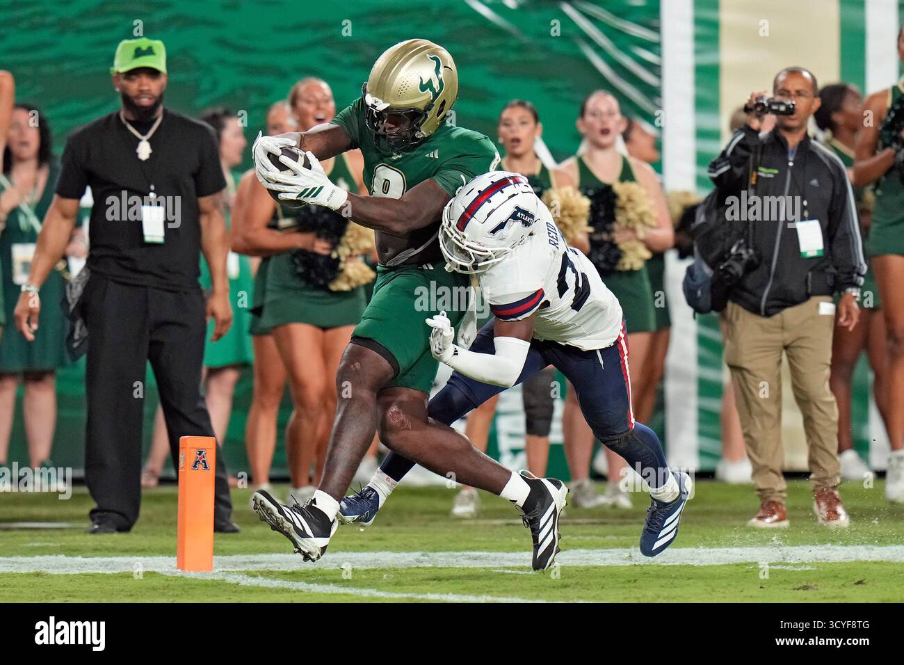 South Florida Bulls tight end Wyatt Sullivan (8) beats Florida Atlantic ...