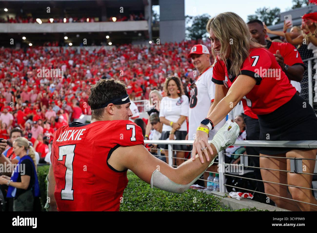 Georgia tight end Lawson Luckie (7) embraces his mom, right, after an ...