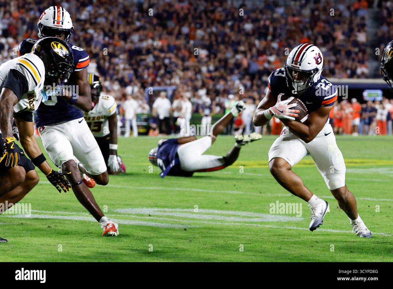 Auburn running back Jeremiah Cobb (23) carries the ball against ...