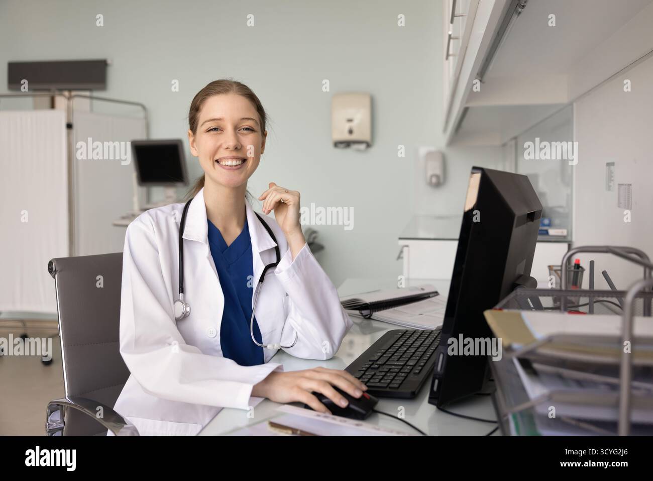 Medical professional in uniform hi-res stock photography and images - Alamy