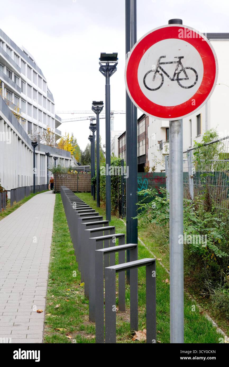 17.10.2025, Berlin - Deutschland. Absurd: Fahrradparkplätze, aber ...