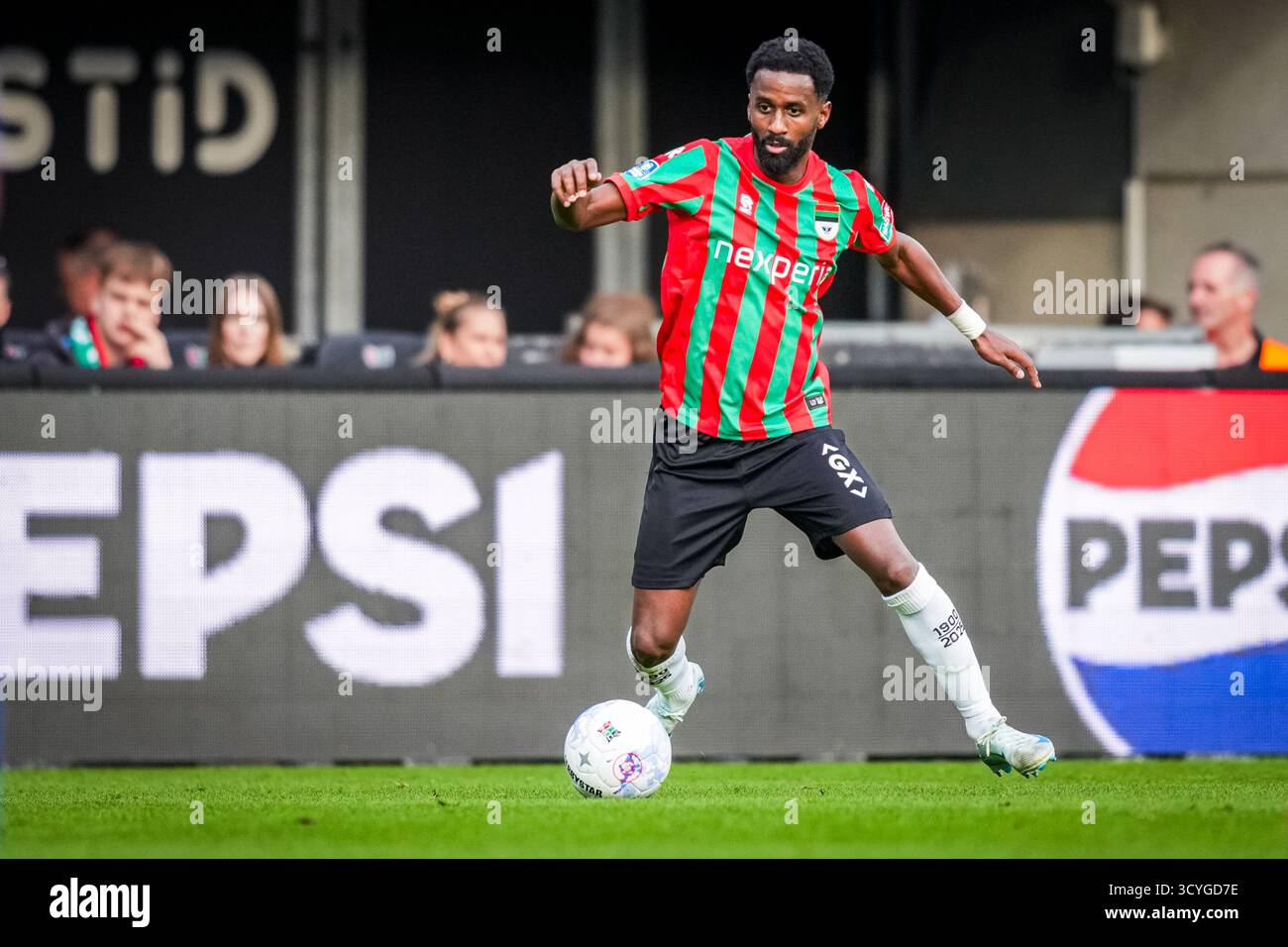Nijmegen, Netherlands. 18th Oct, 2025. NIJMEGEN, 18-10-2025, Stadium De ...