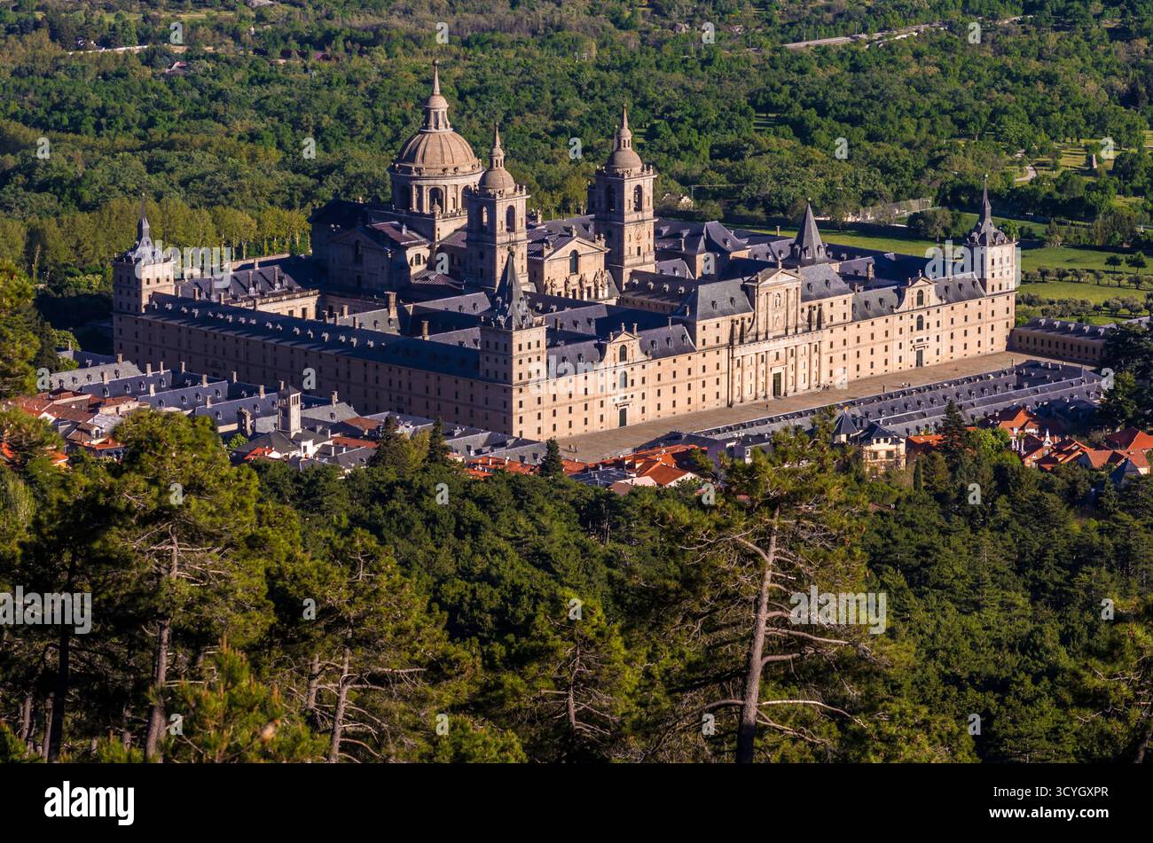 Real Monasterio de San Lorenzo de El Escorial visto desde el monte ...