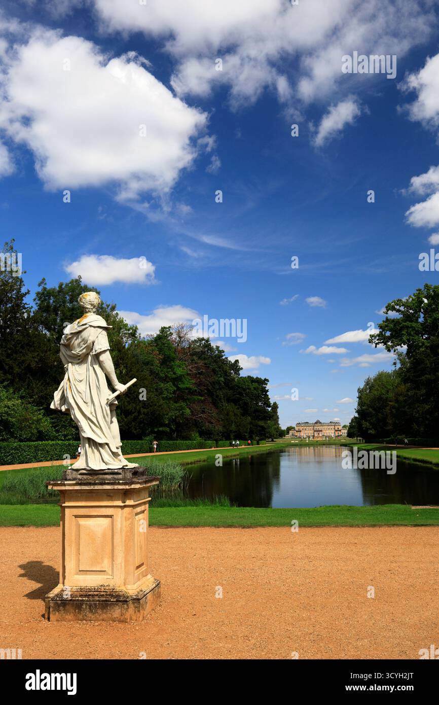 The William 111 statue and Long Water at the grade 1 listed country ...