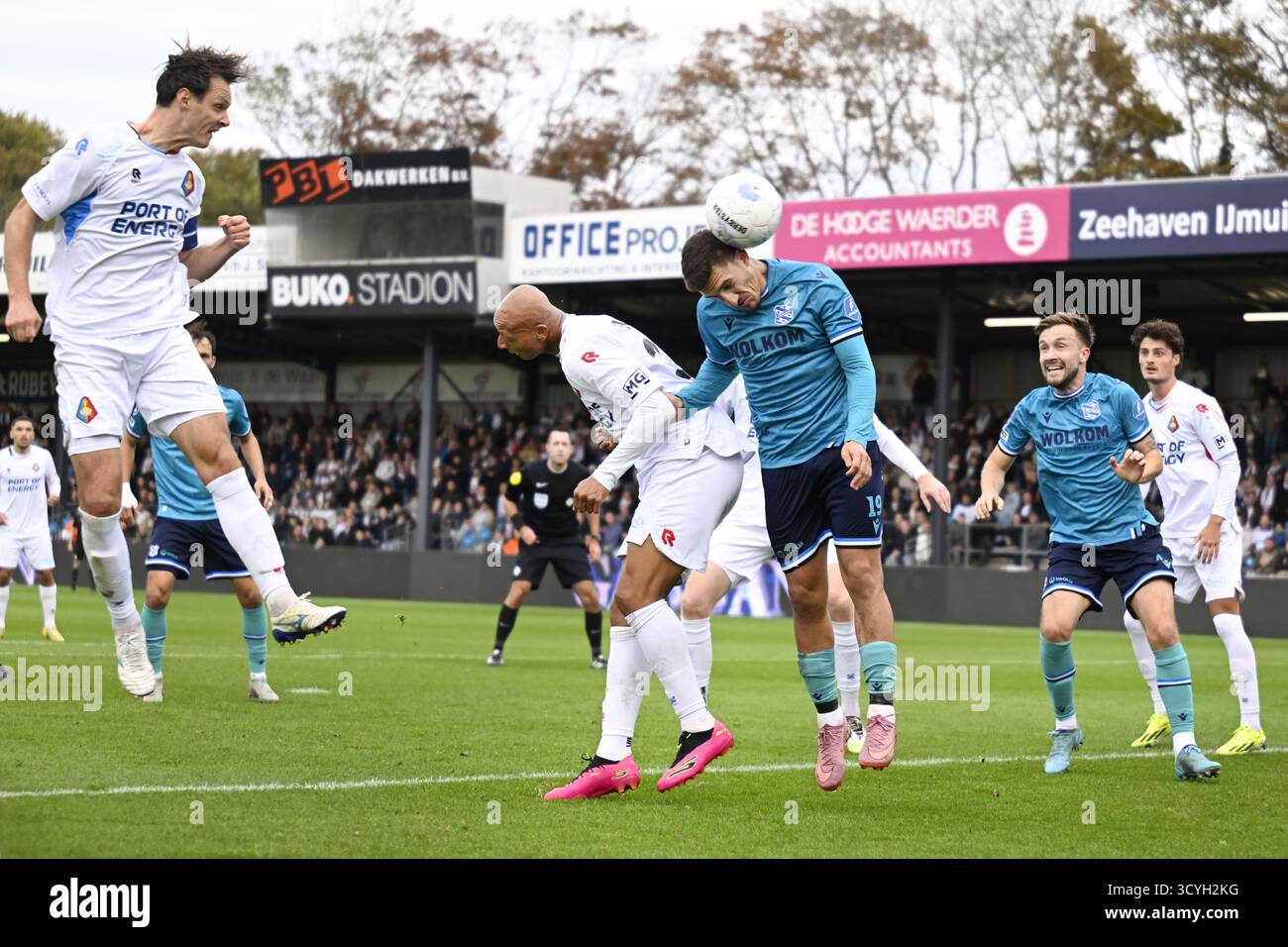 VELSEN-ZUID - Telstar's Jeff Hardeveld heads in the 2-1 during the ...