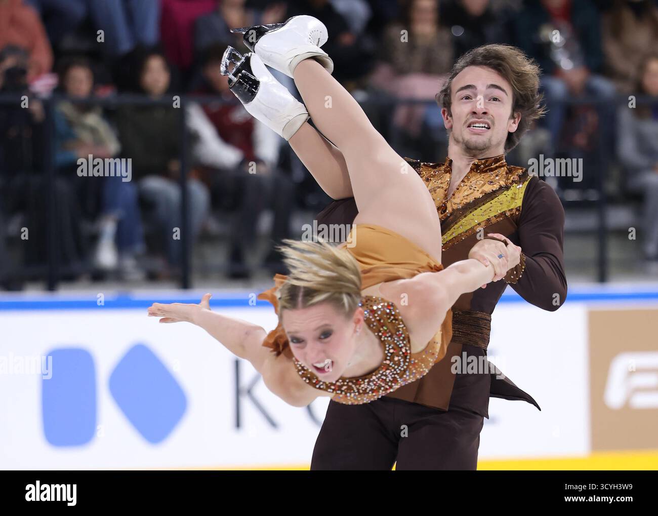 Eva PATE and Logan BYE of United States perform during Ice Dance free ...