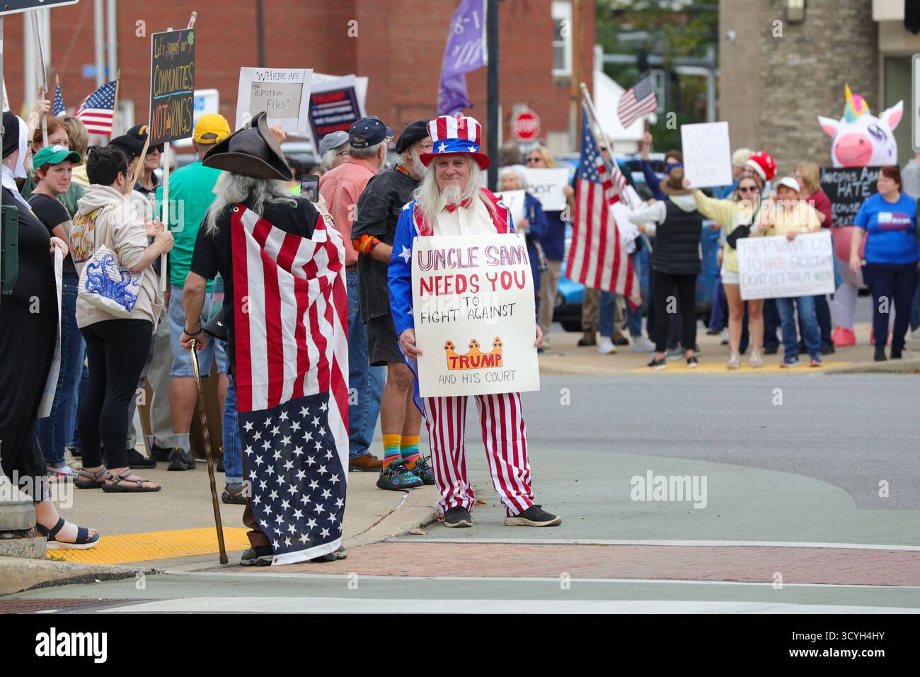 Williamsport, United States. 18th Oct, 2025. A man dressed as Uncle Sam ...