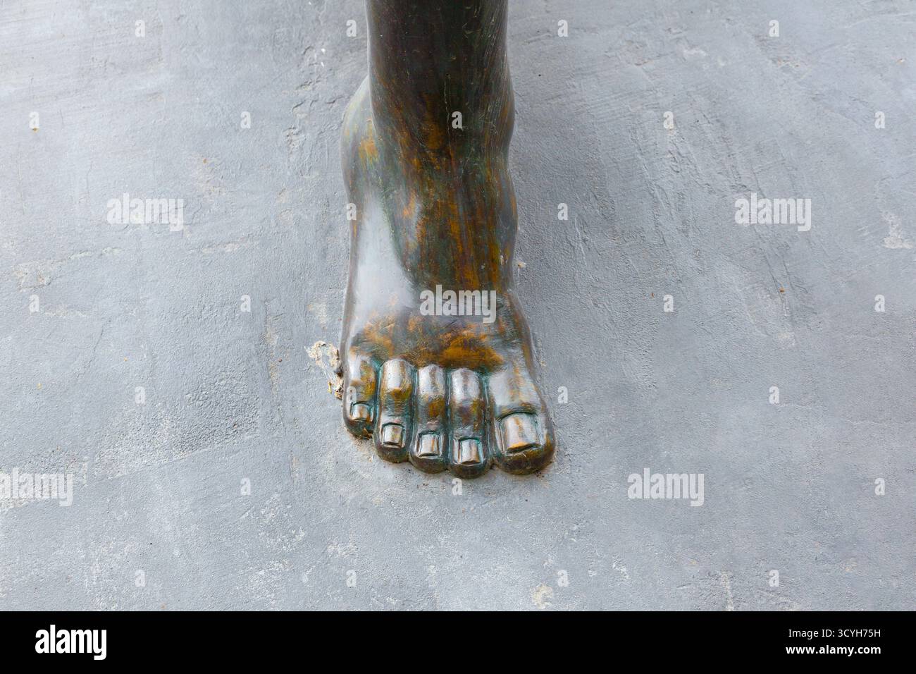 Bronze leg of the statue on concrete, close up Stock Photo - Alamy