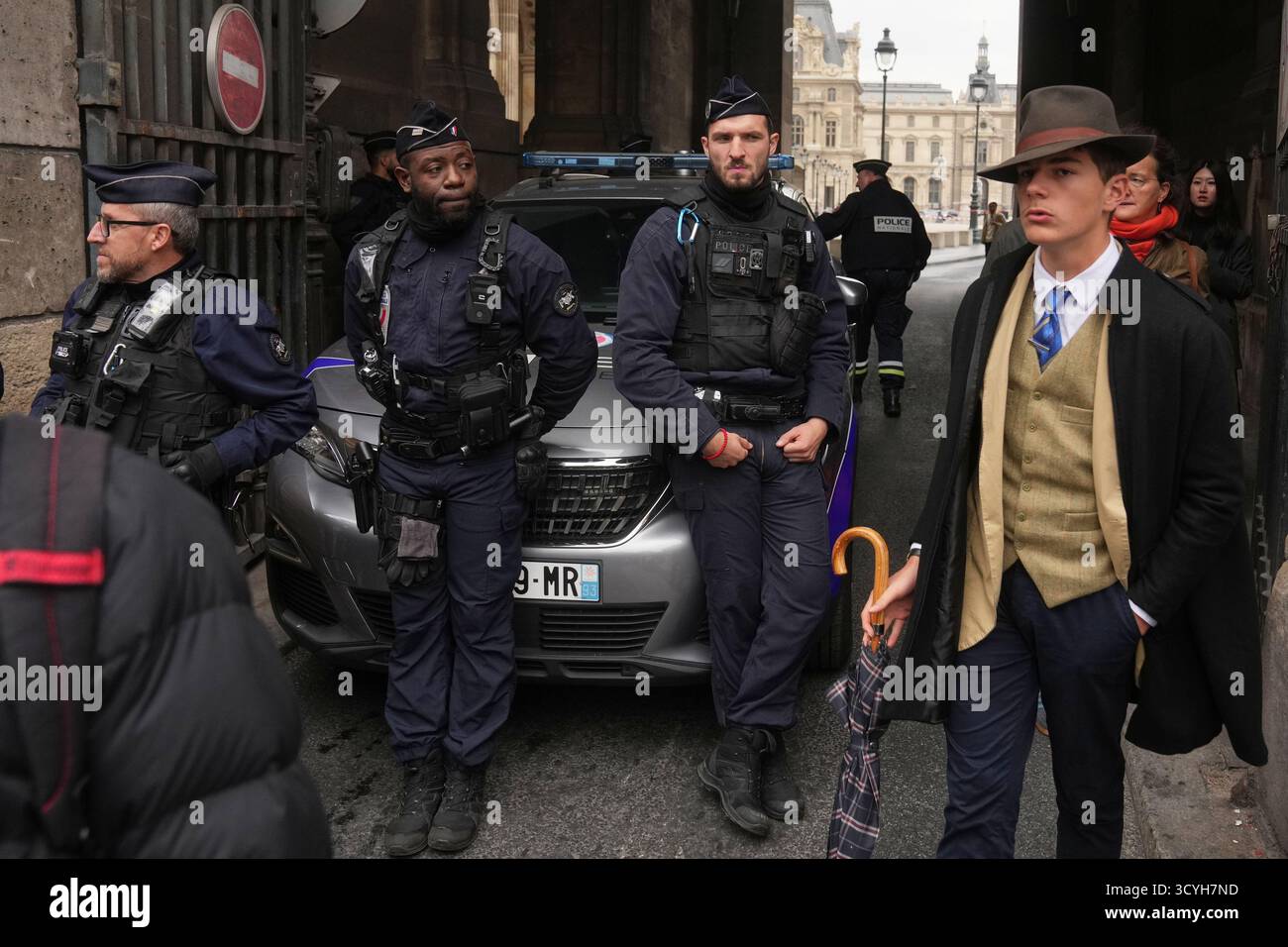 Police officers block an access to the Louvre museum after a robbery ...