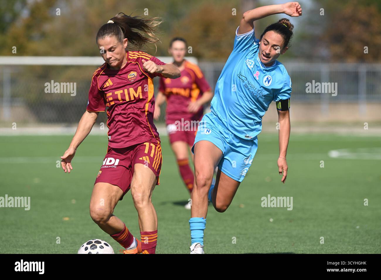 Emilie Haavi of AS Roma competes for the ball with Tecla Pettenuzzo of ...