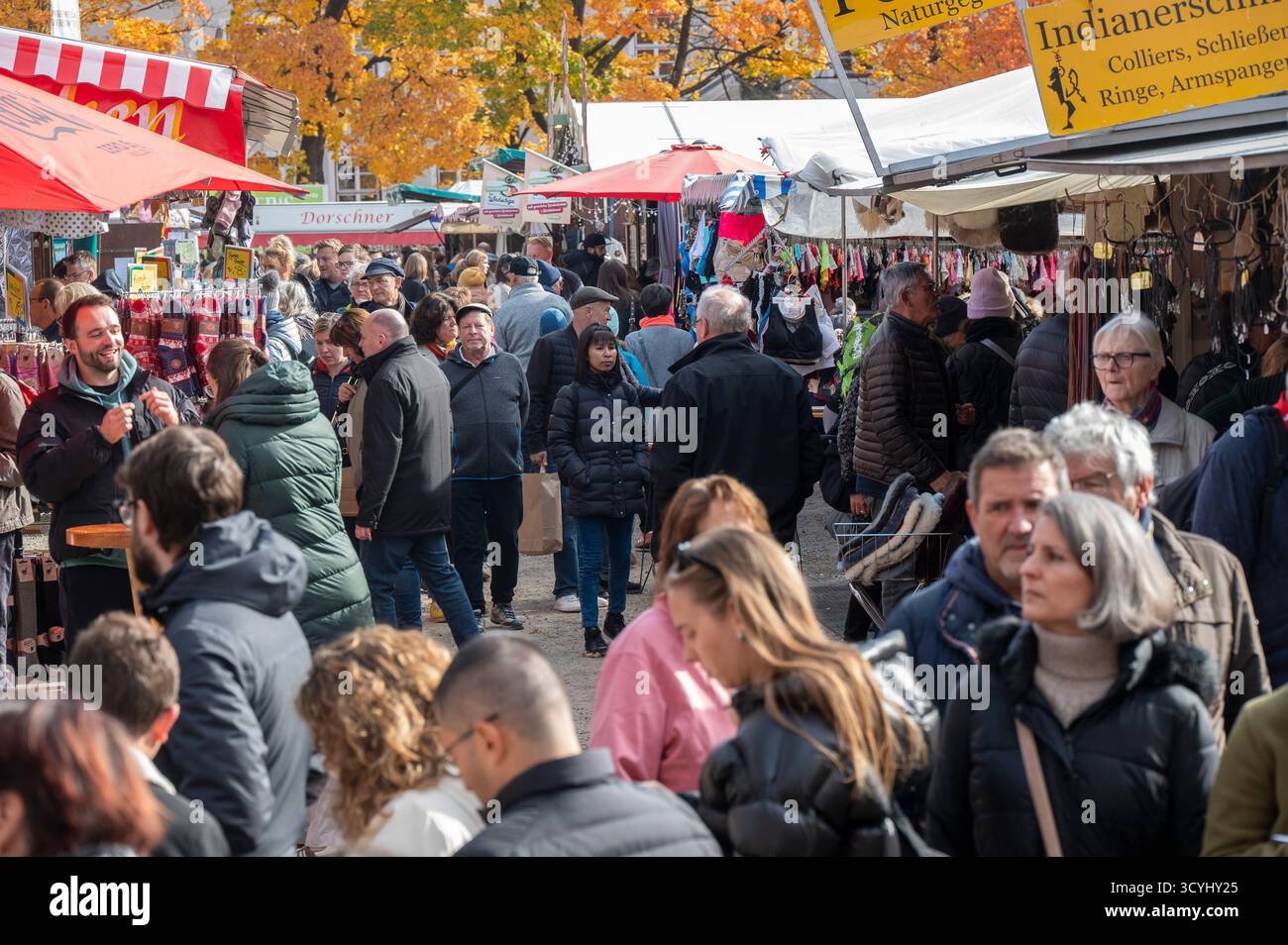 Muenchen, Kirchweihdult auf dem Mariahilfplatz in der Au, gut besucht ...