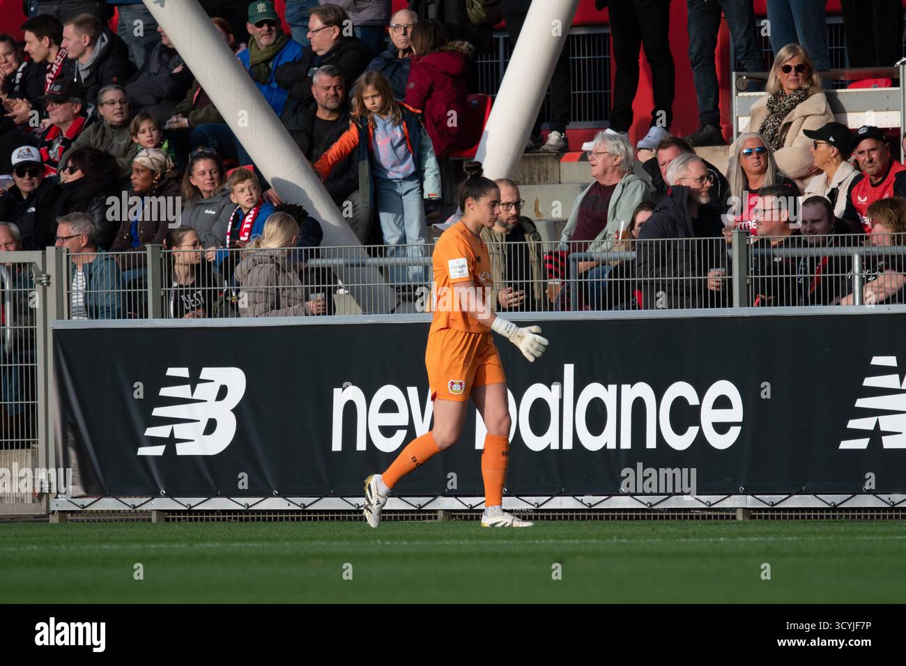 Goalkeeper Charlotte Voll (1 Bayer 04 Leverkusen) recieved a red card ...