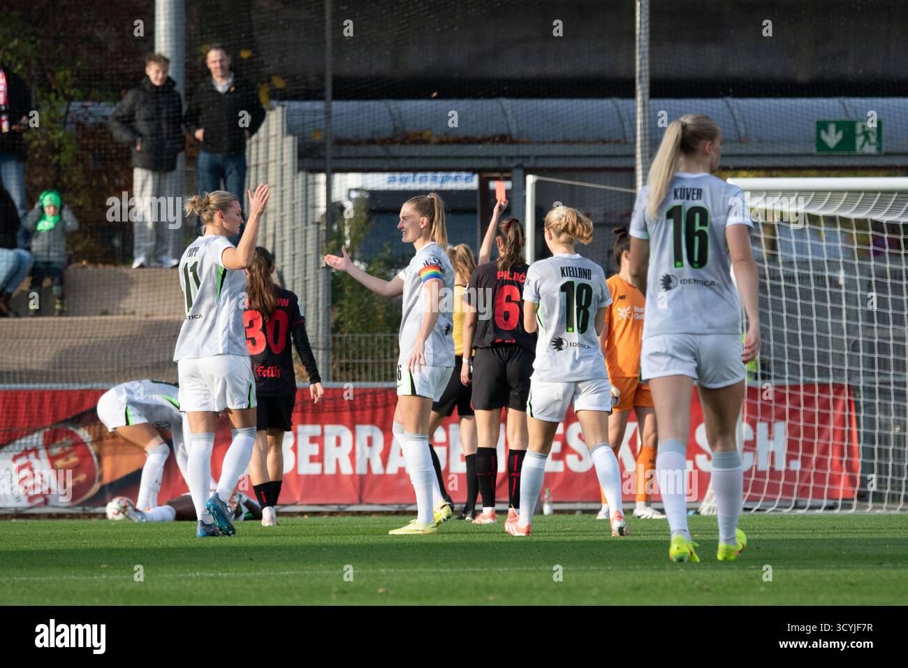 Goalkeeper Charlotte Voll (1 Bayer 04 Leverkusen) recieved a red card ...