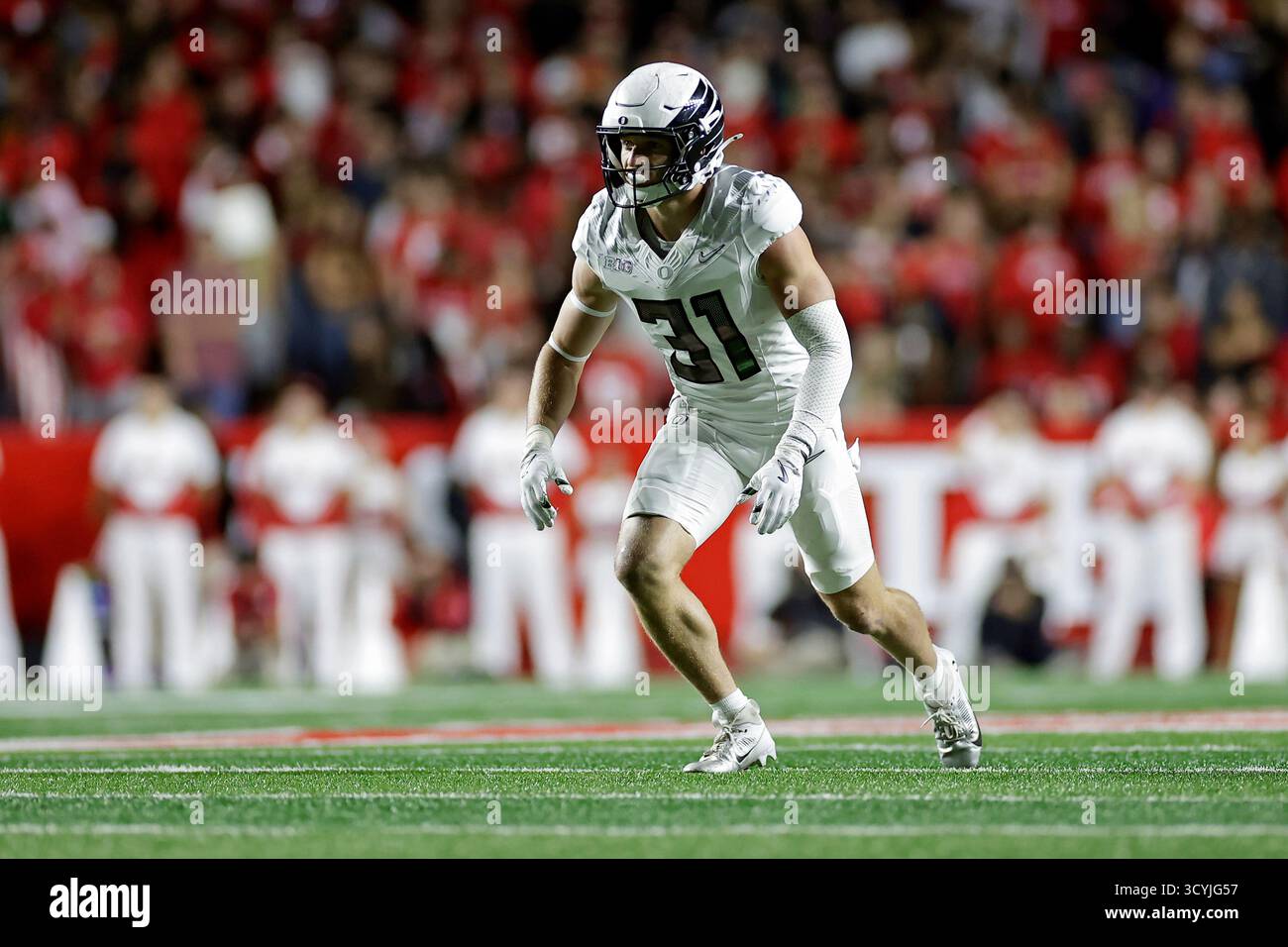 Oregon defensive back Dillon Thieneman (31) defends during the first ...