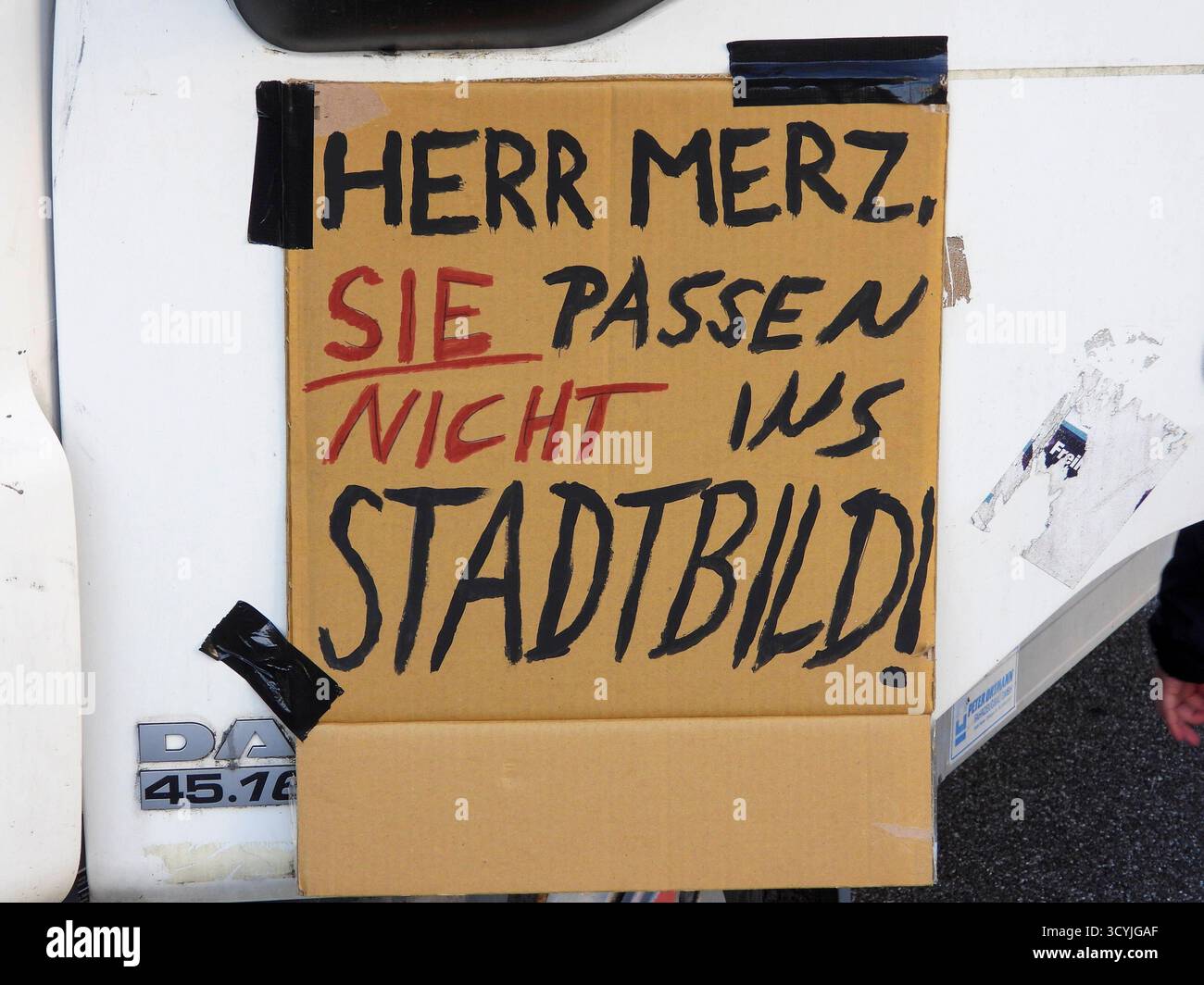cntv/Asylanten Heim Demo- ca 100 Menschen demonstrieren Lautstark gegen ...