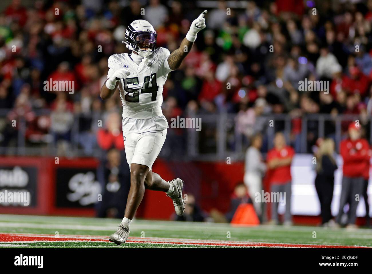 Oregon linebacker Jerry Mixon (54) reacts during the first half of an ...