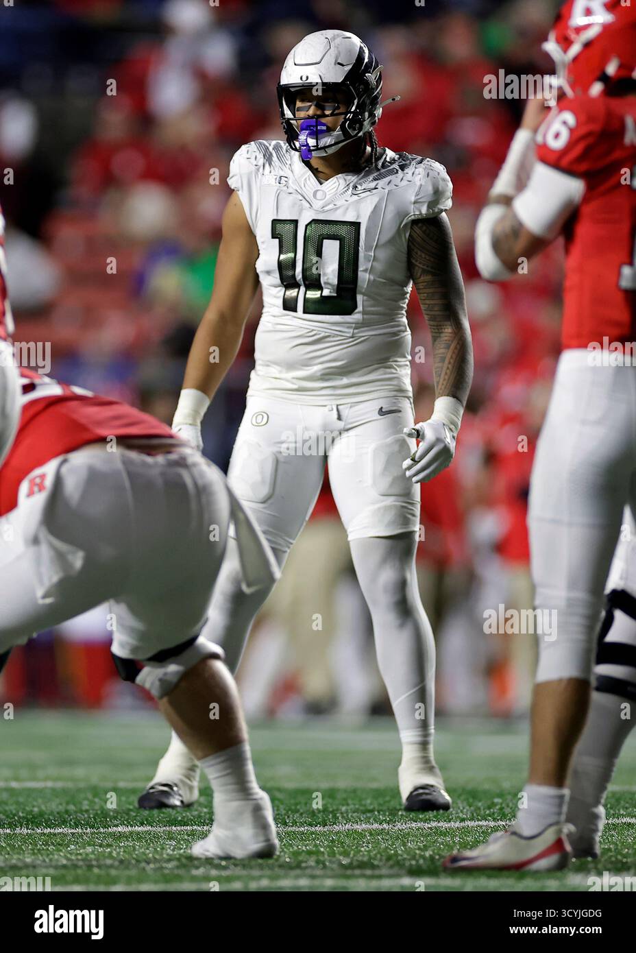Oregon linebacker Matayo Uiagalelei (10) defends during the first half ...