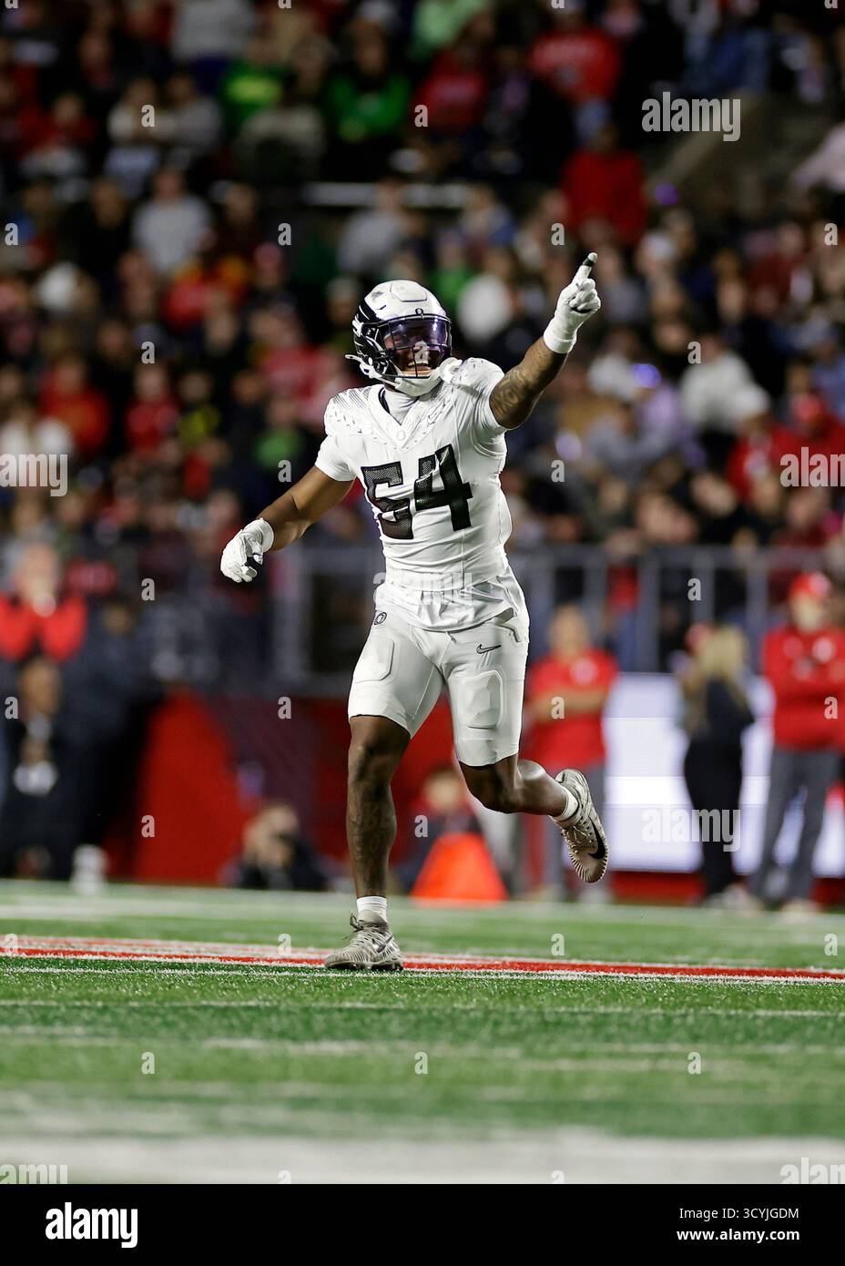 Oregon linebacker Jerry Mixon (54) reacts during the first half of an ...