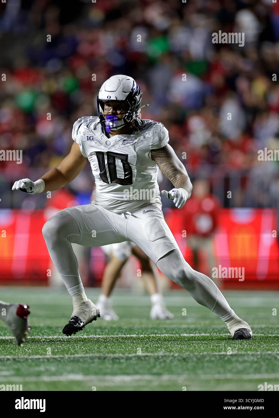 Oregon linebacker Matayo Uiagalelei (10) defends during the first half ...