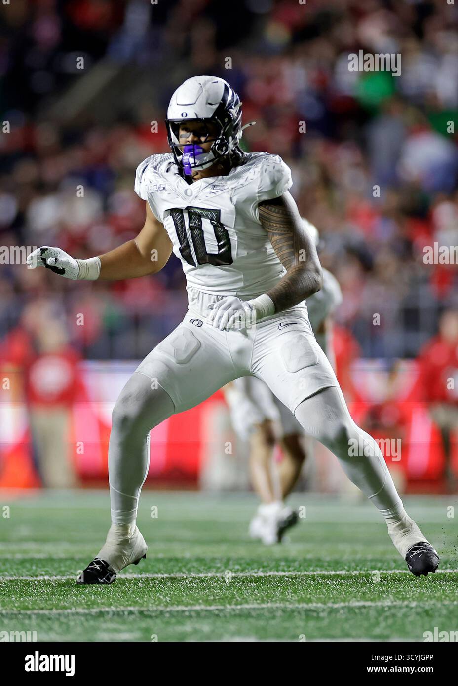 Oregon linebacker Matayo Uiagalelei (10) defends during the first half ...